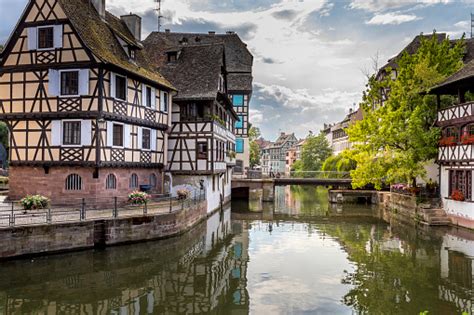 유네스코 세계문화유산으로 지정된 스트라스부르의 중세 도시에 있는 라 쁘띠 프랑스의 그림 같은 운하에 있는 전통적인 목조 주택 0명에 대한 스톡 사진 및 기타 이미지 Istock