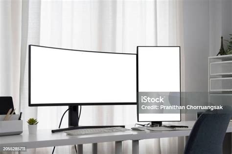 사무실 책상 위에 곡면 스크린 컴퓨터 디자인과 수직 모니터가 있는 작업 공간 컴퓨터 모니터에 대한 스톡 사진 및 기타 이미지