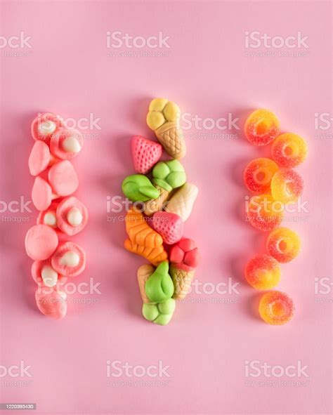 화려한 츄잉 과자 분홍색 배경에 딸기같은 과자 맛있는 마멀레이드 마약 중독자 음식 맨 위 보기 복사 공간 개체 그룹에 대한 스톡 사진 및 기타 이미지 Istock