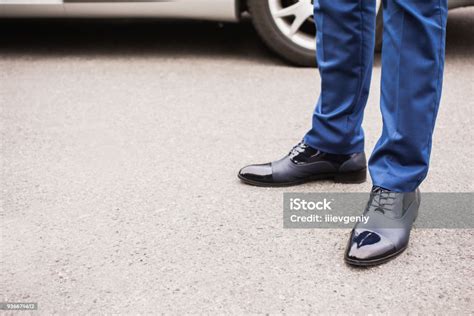 자동차의 배경에 대해 검은색 우아한 신발 한 남자가 있다 세련 된 옷 가죽에 대한 스톡 사진 및 기타 이미지 가죽 검은색