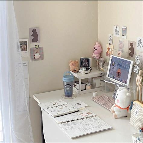 Белый стол для рабочего пространства