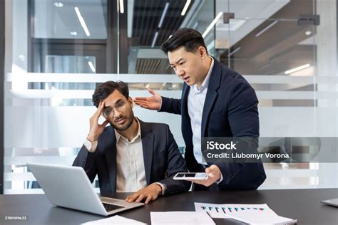 사무실 회의에서 화가 난 상사로부터 비판을 받고 스트레스를 받는 직원 2명에 대한 스톡 사진 및 기타 이미지 2명 경영자 과로 Istock