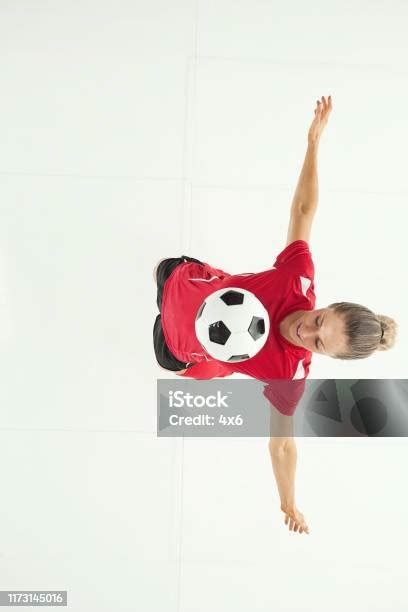 전체 길이 바로 위 보기 2029세 성인 미모의 갈색 머리 긴 머리 코 카 서 스 여성 젊은 여자 축구 선수 선수 여자 축구 앞의 축구 유니폼을 입고 스포츠 놀기에 대한