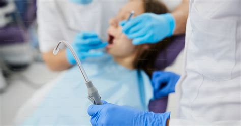 치과에서 환자의 치아 검사 중 타액에 치과 흡인기를 사용하는 치열 교정 의사의 클로즈업 사진 Unsplash의 세르비아 이미지