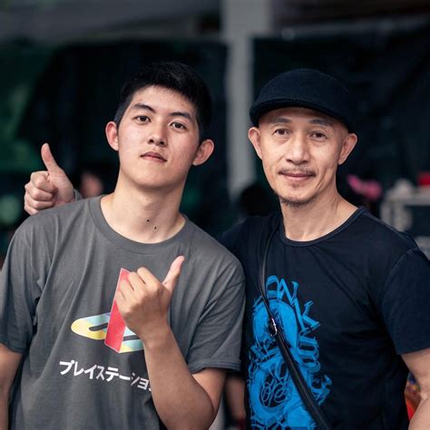 梁一貞 Jenny Liang 有沒有人和我一樣找不到那麼大的杯子裝綠拿鐵，我只好用冷水壺裝哈哈！今天第一次加入紫蘇油丶小松菜是最近很喜歡的菜，接下來還要多加一些當季的食材，光是想到就開心