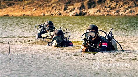 Frogmen Dive Into Waters In Sabotage Operation Photos China 中国军网（英文版）