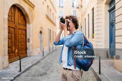 프랑스 파리의 거리에서 사진을 찍는 젊은 남성 사진 작가 도회지에 대한 스톡 사진 및 기타 이미지 도회지 여행 개념 여행 주제 Istock