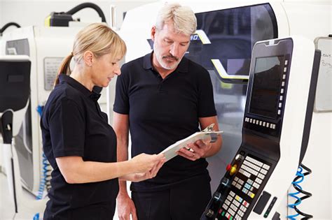 두 명의 엔지니어가 운영 Cnc 기계장치 공장에서 바닥용 2015년에 대한 스톡 사진 및 기타 이미지 2015년 3 명 40 49세 Istock