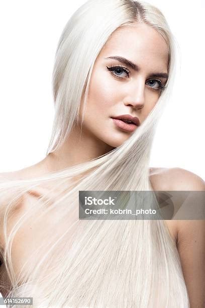 완벽하게 부드러운 머리와 함께 이동에 아름다운 금발 소녀 금발 머리에 대한 스톡 사진 및 기타 이미지 금발 머리 패션모델 여자 Istock
