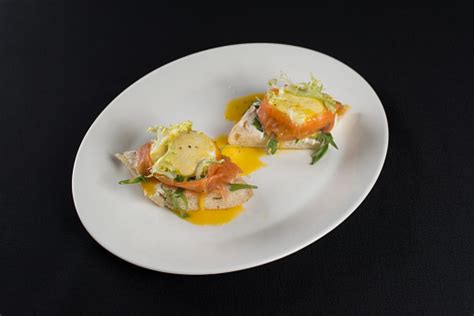 가볍게 소금에 절인 연어와 소스를 곁들인 맛있는 달걀 베네딕트 0명에 대한 스톡 사진 및 기타 이미지 0명 검은색 계란 노른자 Istock