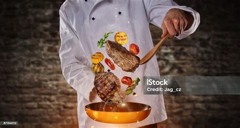야채와 쇠고기 스테이크를 준비 하는 요리사의 클로즈업 요리사에 대한 스톡 사진 및 기타 이미지 요리사 음식 날기 Istock