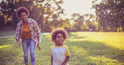 아프리카계 미국인 어머니와 딸이 자연에서 놀고 있습니다 아이에게 집중하십시오 사진 Unsplash의 사진술 이미지