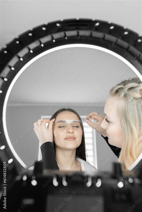 Look At This Fascinating Photo Conveys Eyebrow Correction Process To A Beautician Eyebrow