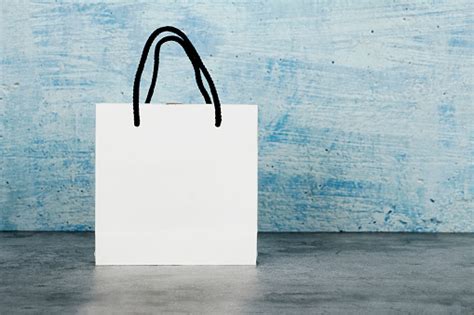 회색과 파란색 배경에 커피 한 잔과 종이 흰색 가방 닫습니다 텍스트에 대 한 장소입니다 선물 포장에 대 한 개념을 비웃는 다 0명에 대한 스톡 사진 및 기타 이미지 Istock