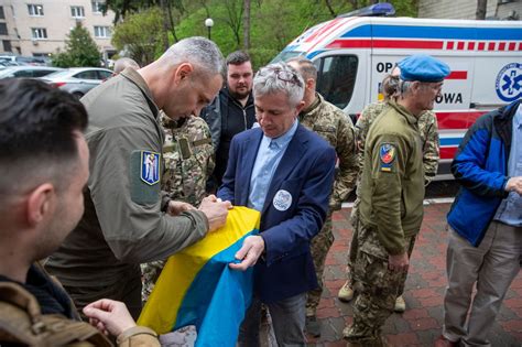 Київ отримав від європейських друзів дві машини швидкої допомоги та два пікапи — Кличко