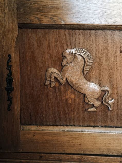 소박한 문에 있는 정교한 나무 말 조각 · 무료 스톡 사진