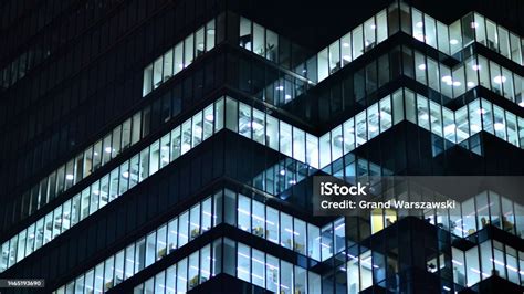 밤에 도시의 현대적인 사무실 건물 회사 건물의 조명이 켜진 사무실에서 볼 수 있습니다 0명에 대한 스톡 사진 및 기타 이미지 0명 건물 정면 건축 Istock