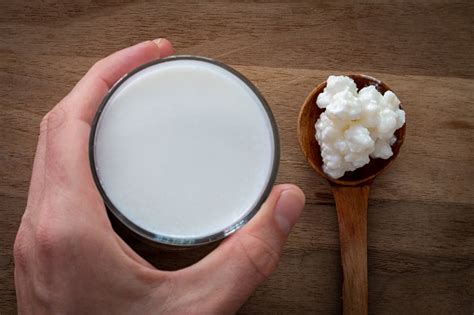 수제 발효 케 피어 음료 나무 숟가락에 우유 케 피어 곡물 마시기 선택적 초점 밀크 케이퍼에 대한 스톡 사진 및 기타 이미지