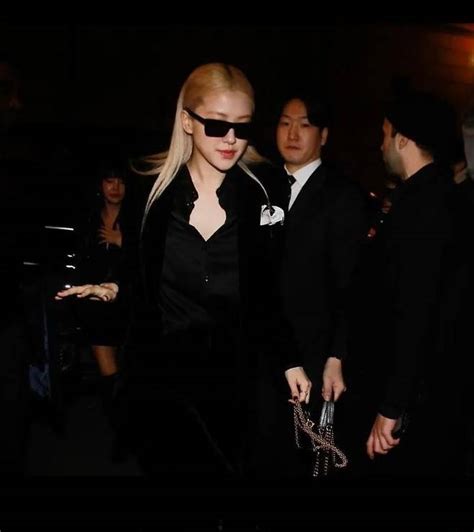 블랙핑크 로제 쏟아지는 스포트라이트 블랙 턱시도 생로랑 애프터 파티룩 패션엔