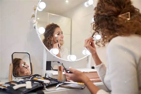 عکس زن در حال آرایش کردن 3770 Woman Applying Cosmetic With Brush On