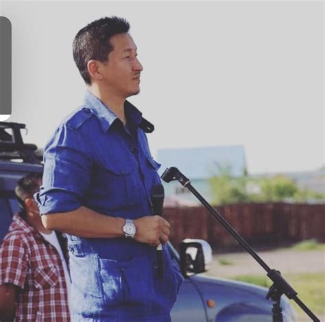 “Хамар” Т Ганболд гар хийцийн гутал өмсөнө ТАС МН