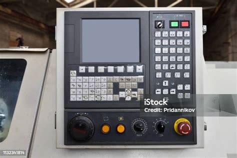 금속 부품 작업을 위한 Cnc 기계 제어 패널 Cnc 장치에 대한 스톡 사진 및 기타 이미지 Cnc 장치 공장 산업 건물 금속 Istock