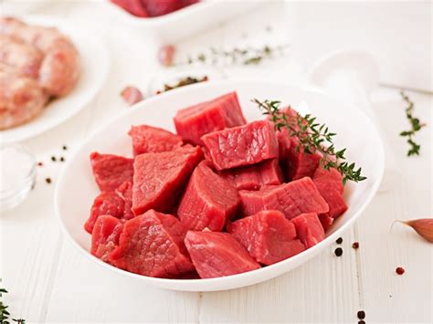 Carne Cruda Picada El Proceso De Preparación De Carne Picada Por Medio De Una Picadora De Carne
