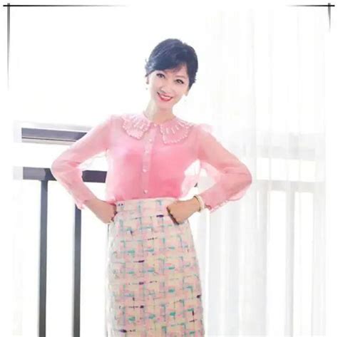 64岁的赵雅芝太会穿！每套穿搭都值得学习，简直是“穿搭标杆” 知乎