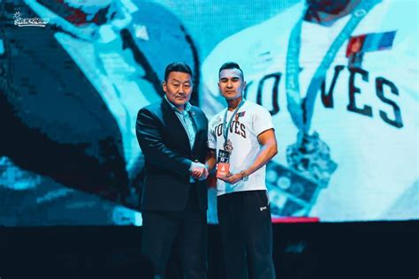 Ж Зураг дээрх хүмүүс бүгд Цагдаа цэрэг хүчний байгууллагын алба хаагчид гээд боддоо 😮🔥👏