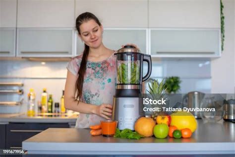 가정용 주방에서 믹서기로 녹색 스무디를 만드는 여성 건강한 식생활 컨셉 가정 생활에 대한 스톡 사진 및 기타 이미지 가정