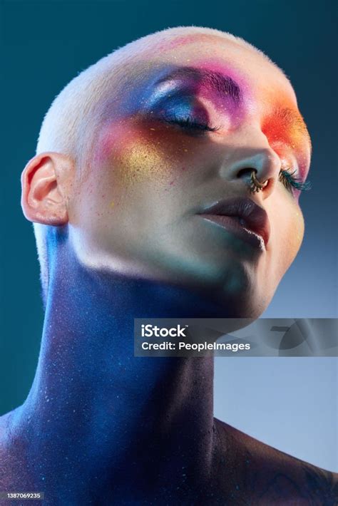 그녀의 얼굴에 멀티 컬러 페인트와 함께 포즈 젊은 여자의 스튜디오 샷 20 29세에 대한 스톡 사진 및 기타 이미지 20 29세 30 34세 개념 실재론 Istock