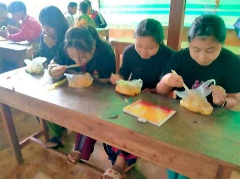 ဒီးမော့ဆိုမြို့နယ်ရှိ စစ်ဘေးရှောင် ကလေးငယ်များနှင့် ကျောင်းသား၊ ကျောင်းသူများကို အစားအသောက်များ