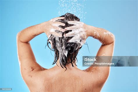 물 샴푸 파란색 배경에 머리를 감는 여자 아침에 헤어케어 및 위생 루틴 스튜디오에서 깨끗하고 신선한 아름다움을 위해 흐르는 물로