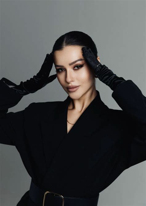 Фотосессия в студии фото в пиджаке фотосессия в строгом стиле позы