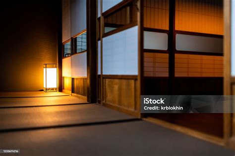 집이나 료칸에서 전통적인 일본식 객실 저각 보기 오픈 쇼지 슬라이딩 페이퍼 도어 다다미 바닥과 램프가 아무도 없는 밤에 조명 료칸에 대한 스톡 사진 및 기타 이미지 Istock