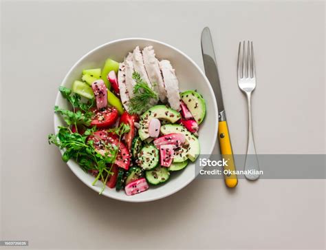 건강한 다이어트 점심 삶은 닭고기와 신선한 야채 샐러드와 회색 배경에 제철 야채 평면도 0명에 대한 스톡 사진 및 기타 이미지 Istock
