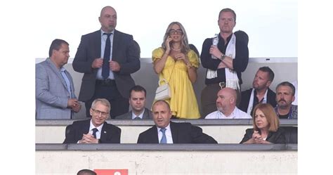 Футболът и благотворителността събраха Денков и Радев един до друг