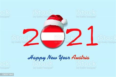 2021 새해 복 많은 오스트리아 둥근 배지와 산타 모자에 오스트리아의 국기 3d 일러스트레이션 밝은 파란색 배경에 격리됩니다 디자인 요소입니다 12월 31일에 대한 스톡