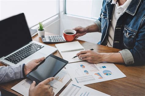 비즈니스 캐주얼 매니저 발표 및 회사 성장 프로젝트 성공 재무 통계 전문 투자자 작업 시작 프로젝트 와 문서와 함께 토론 계획에