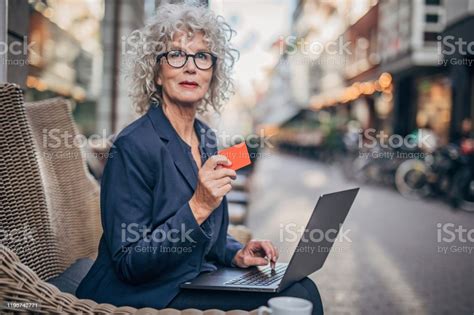 비즈니스 레이디 들고 신용 카드 와 사용 노트북 에 보도 카페 생활 방식에 대한 스톡 사진 및 기타 이미지 생활 방식 신용
