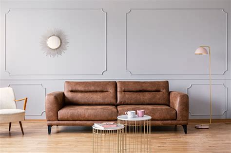 골드 거울과 램프와 회색 우아한 거실 인테리어 가죽 소파 앞 테이블 실제 사진 0명에 대한 스톡 사진 및 기타 이미지 0명 가정의 방 가죽 Istock