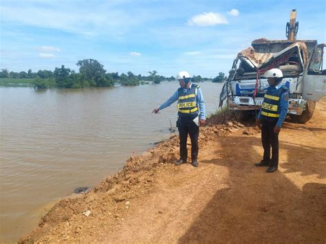 បុរសម្នាក់បើកឡានដឹកដីជួបគ្រោះអកុសលក្រឡាប់ឡានធ្លាក់ពីលើខ្នងអាងគ្រុឌឈ្លក់ទឹកស្លាប់ សារព័ត៌មាន
