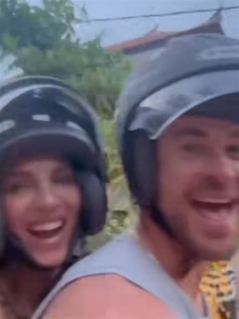 7 Potret Chris Hemsworth Tertib Pakai Helm Saat Naik Motor Di Bali