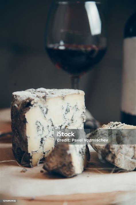 나무 판에 파란색 고귀한 금형 치즈 와인과 플랫리 치즈와 구성 0명에 대한 스톡 사진 및 기타 이미지 0명 가득 찬 갈색 Istock