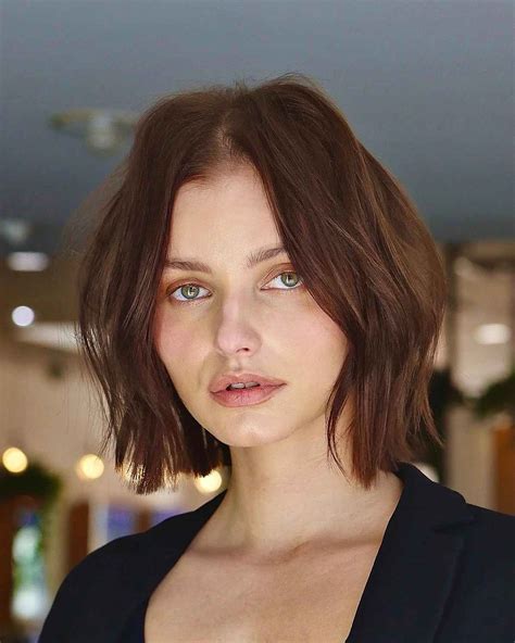 28 Coolest Middle Part Blunt Cut Bobs To Try ASAP