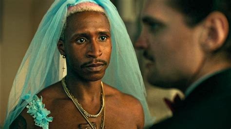 بيكتشف ان خطيـ ـبته دخلت علاقـ ات كتير مع رجـ ـالـة فبيقرر انه