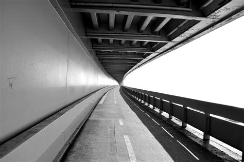 무료 이미지 화이트 검은 검정색과 흰색 단색화 흑백 사진 선 대도시 지역 수송 대칭 하부 구조 사진술 도로 평행 다리 건물 Stock