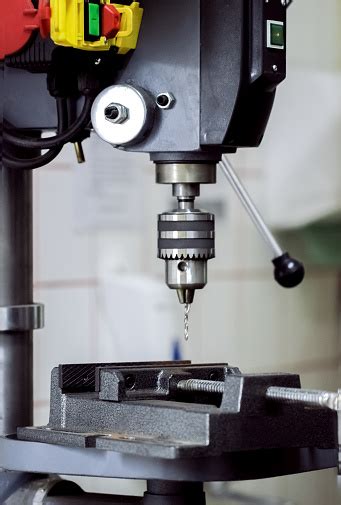 금속 부품 클로즈업에 구멍을 뚫기 위한 수직 드릴링 기계 금속 가공 용 장비하이테크 생산 공정 0명에 대한 스톡 사진 및 기타 이미지 Istock