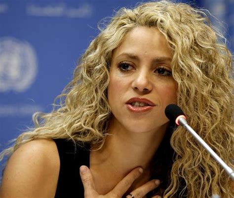 شکیرا،‌ خواننده مشهور کلمبیایی،‌ از زنان، دختران مدرسه‌ای و معترضان در