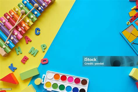 학교 용품 자막을위한 문구 공간 학교 개념으로 돌아갑니다 학교 교육 및 학습 개념 아이들을위한 창의력 상단 보기 다채로운 배경